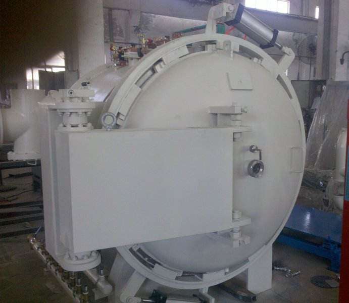 Large horizontal vacuum sintering furnace