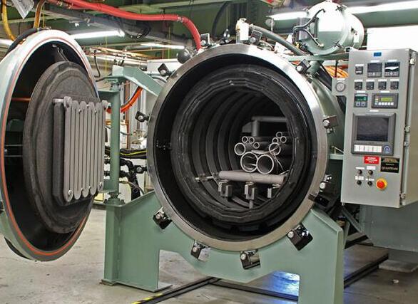 Vacuum heat treatment furnace